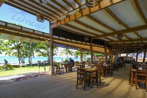 Pequenos-almoços, almoços, jantares servidos, cozinha internacional 