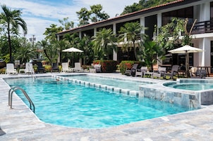 Piscina exterior, espreguiçadeiras