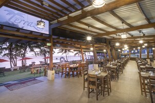 Pequenos-almoços, almoços, jantares servidos, cozinha internacional 