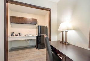 Quarto, 1 cama King, acessível, para não fumantes | Escrivaninha, cortinas blackout, Wi-Fi de cortesia, roupa de cama