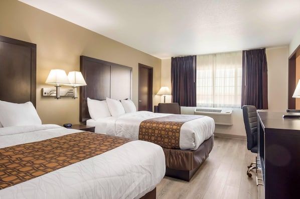 Quarto standard, 2 camas Queen, para não fumantes | Escrivaninha, cortinas blackout, Wi-Fi de cortesia, roupa de cama