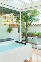 Quarto casal luxo, varanda | Frigobar, cofres nos quartos, individualmente mobiliados, escrivaninha