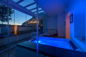 Quarto casal luxo, varanda | Frigobar, cofres nos quartos, individualmente mobiliados, escrivaninha