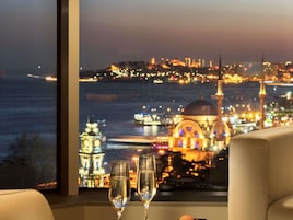 Quarto, 1 cama king-size, no canto (Bosphorus View) | Roupa hipoalergénica, minibar, cofre no quarto, secretária 