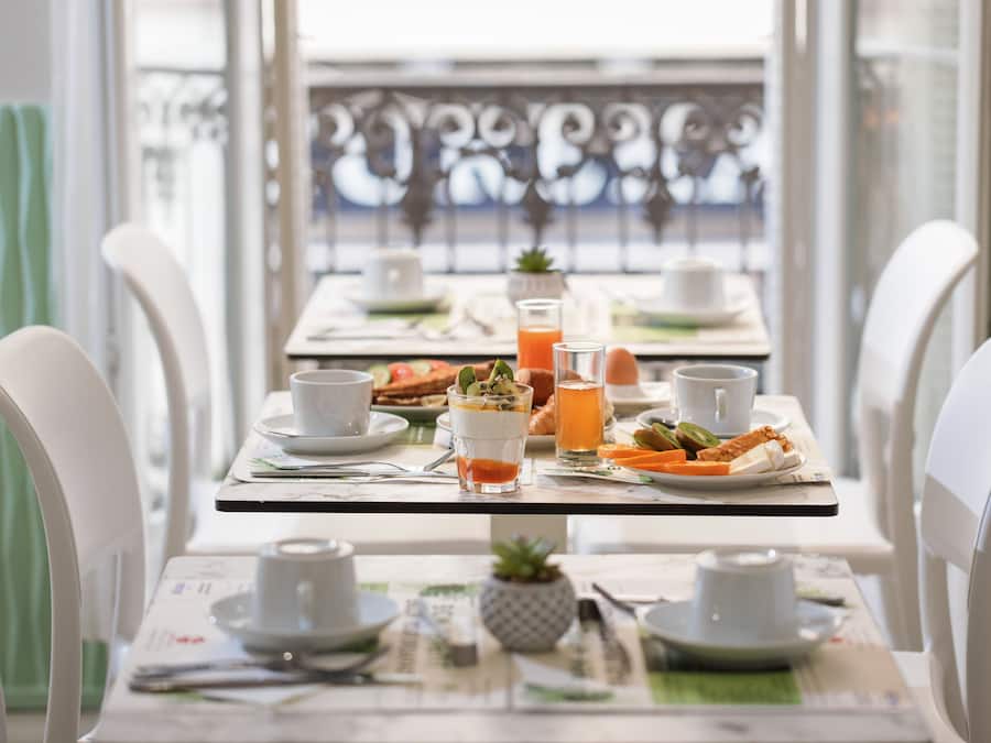 Pequeno-almoço tipo buffet diário (17 EUR por pessoa)