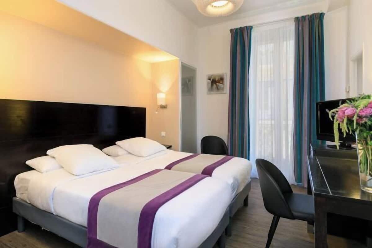 Roupa de alta qualidade, minibar, cofre no quarto, secretária 