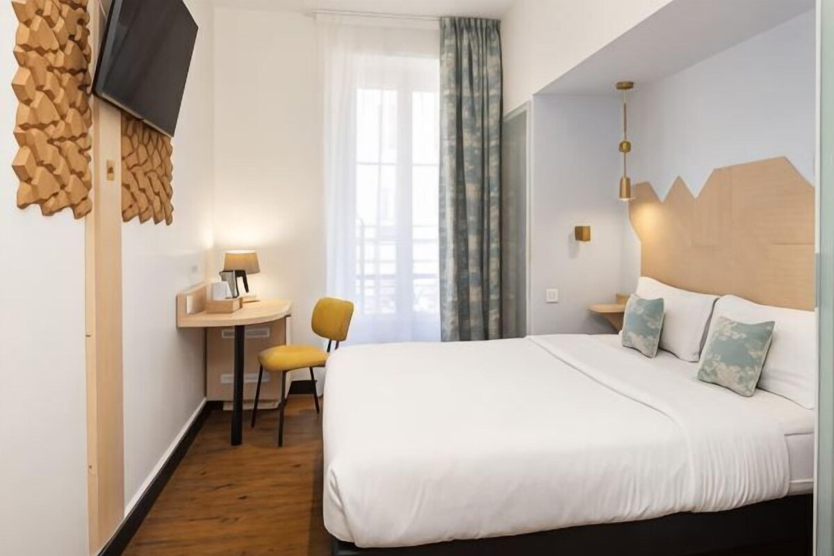 Roupa de alta qualidade, minibar, cofre no quarto, secretária 