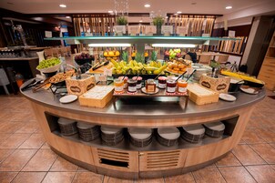 Café da manhã com buffet todos os dias (EUR 13 por pessoa) 