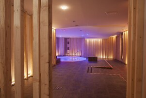 Sauna seca, banheira de hidromassagem, 1 sala de tratamento, massagens