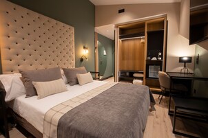 Quarto moderno com cama grande, escrivaninha e closet espaçoso.