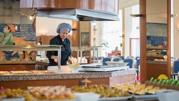 Café da manhã com buffet todos os dias (EUR 12.50 por pessoa)