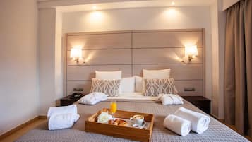 Quarto Duplo Deluxe, varanda (Superior) | Minibar, cofre no quarto, com decoração personalizada