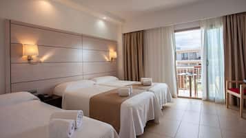 Quarto Triplo, varanda | 1 quarto, minibar, cofre no quarto, com decoração personalizada