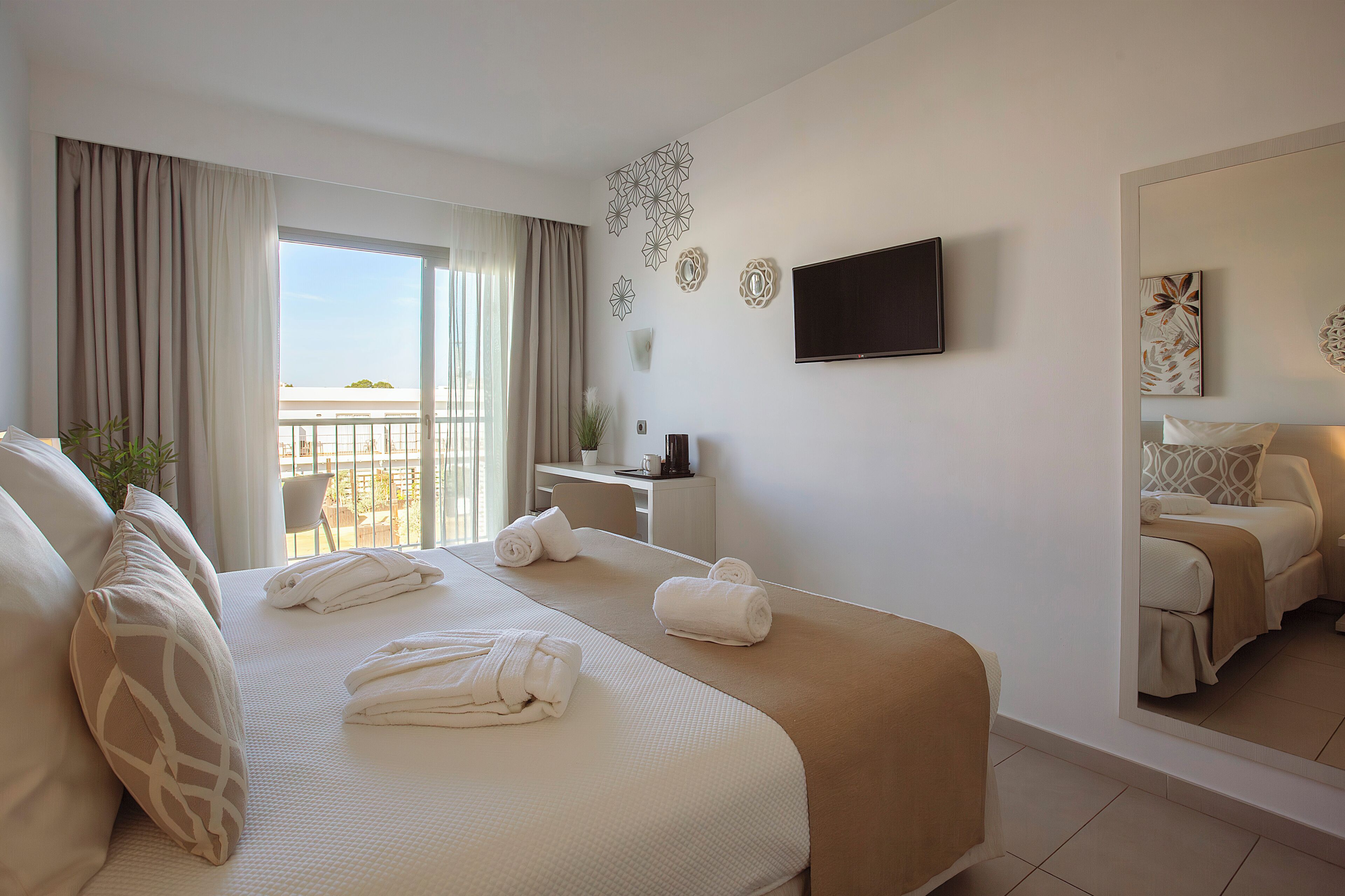 Quarto Duplo Deluxe, varanda | Minibar, cofre no quarto, com decoração personalizada 