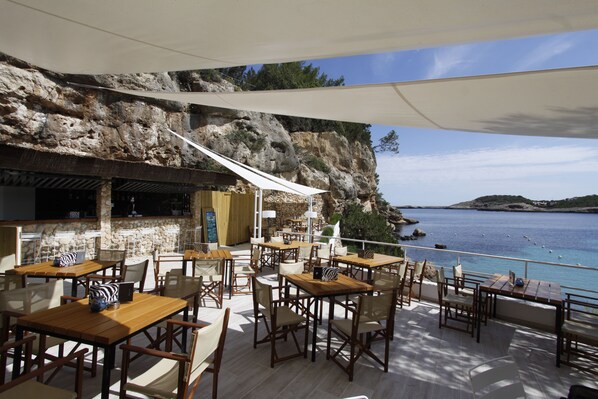 Pequenos-almoços, almoços, jantares servidos, com vista para a praia 