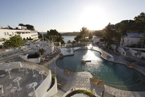 Piscina exterior, espreguiçadeiras 