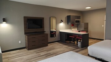 Estúdio Deluxe, 2 camas queen-size, não fumadores | Secretária, secretária adequada para computadores portáteis 