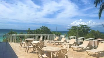 Terraço com espreguiçadeiras