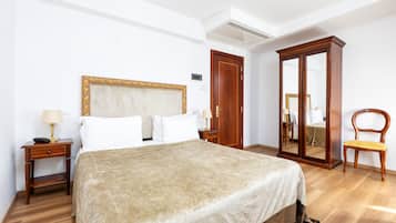 Quarto Duplo ou Twin Clássico | Edredões de penas, minibar, cofre no quarto, secretária