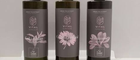 Três embalagens de Vital Green sobre uma prateleira branca.