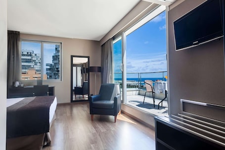 Cofre no quarto, secretária, cortinas/cortinados opacos . Hotel Best Front Maritim