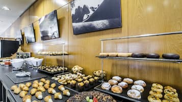 Café da manhã com buffet todos os dias (EUR 13 por pessoa)