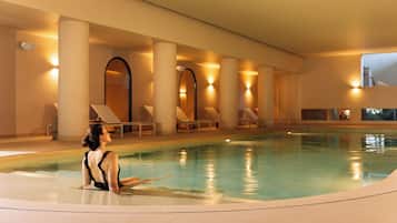 Piscina interior, piscina exterior, da(s) 10:00 à(s) 19:00, guarda-sóis