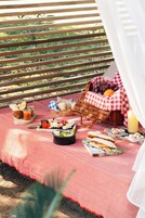 Pequenos-almoços servidos, cozinha regional, com vista para o jardim 