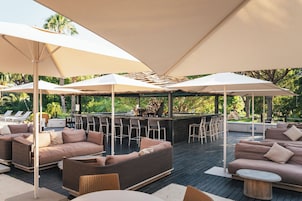 Bar junto à piscina