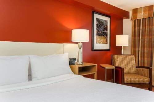 Roupas de cama premium, cofres nos quartos, individualmente mobiliados