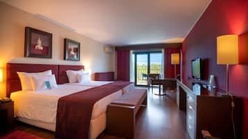 Frigobar, cofres nos quartos, escrivaninha, cortinas blackout