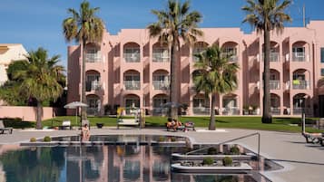 Piscina externa, funciona das 9h às 20h, espreguiçadeiras