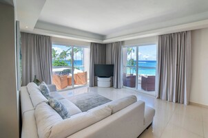 Luxury Chairman Two Bedroom Suite Ocean Front Diamond Club | Roupa hipoalergénica, minibar grátis, cofre no quarto, secretária 