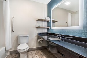 Suite, 1 cama king-size, não fumadores (with Sofabed) | Casa de banho | Uma combinação polibã/banheira, artigos de higiene pessoal grátis 