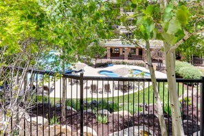 Quarto Triplo, vista para a montanha (Three-Bedroom Apartment) | Piscina | Piscina exterior 