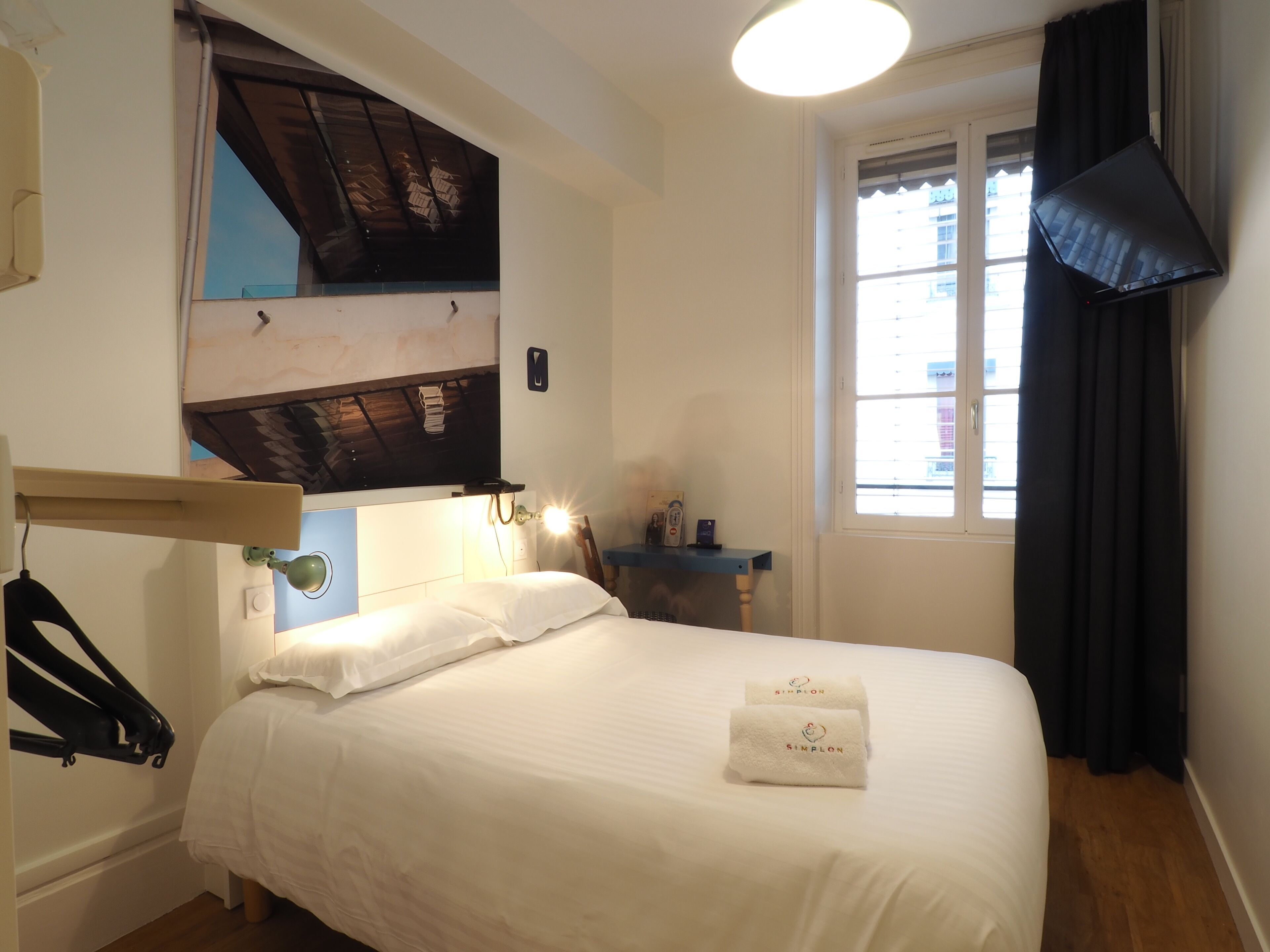 Escrivaninha, quartos à prova de som, Wi-Fi de cortesia, roupa de cama