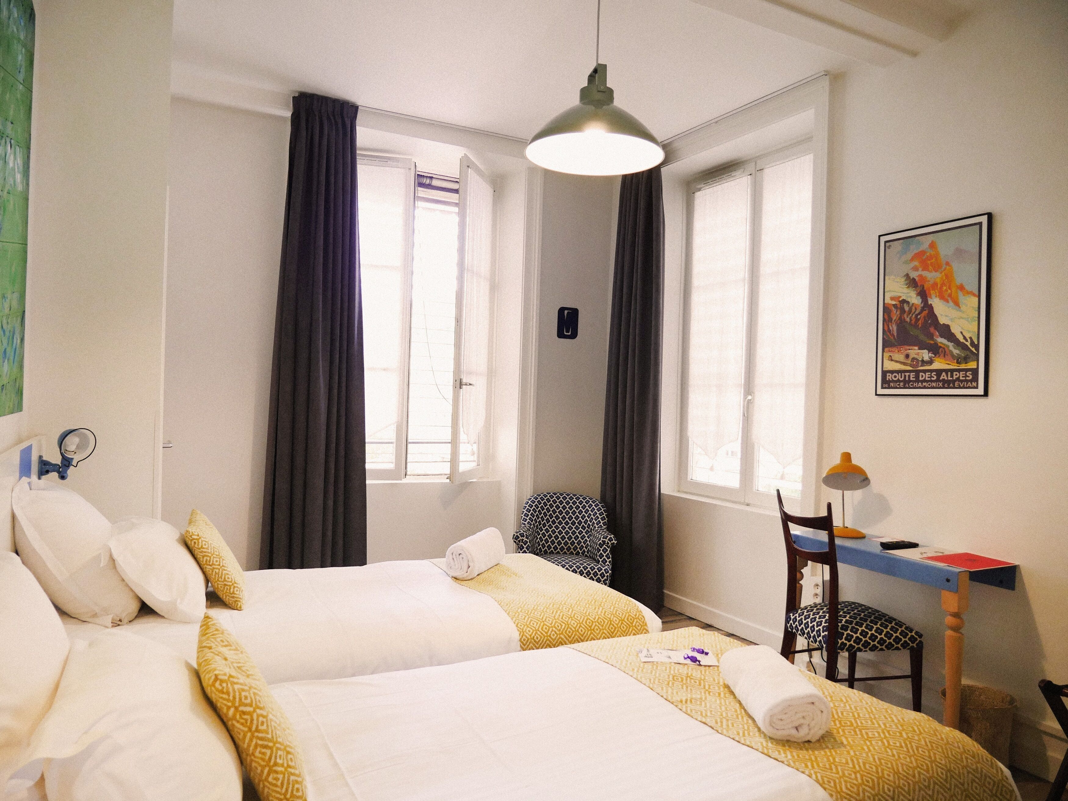 Escrivaninha, quartos à prova de som, Wi-Fi de cortesia, roupa de cama
