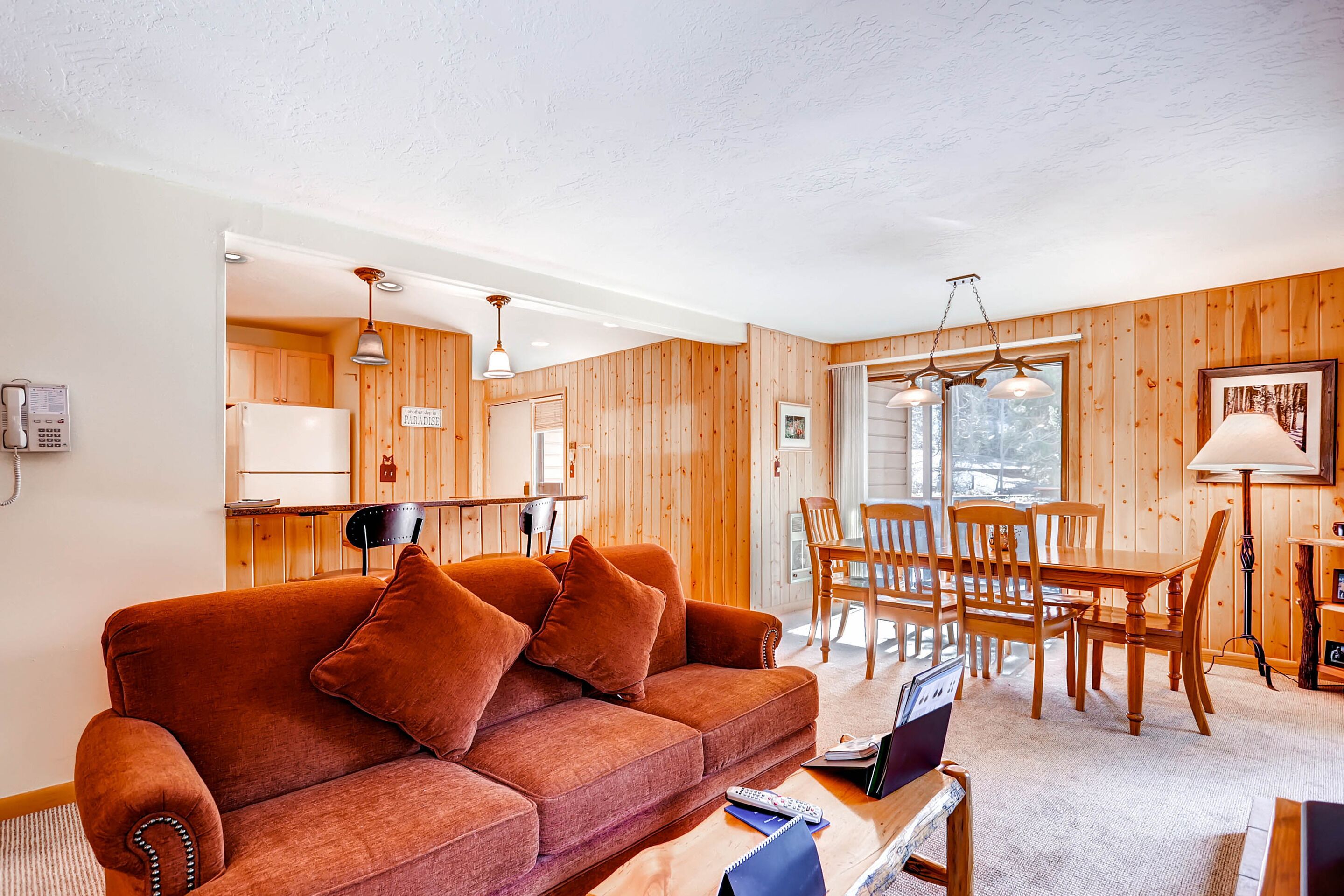 Condo, 3 quartos (Key Condo, 2 Bath) | Área de estar | TV