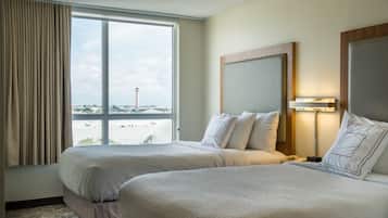 Suite, 2 camas de casal | Cofre no quarto, secretária