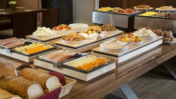 Café da manhã com buffet grátis todos os dias