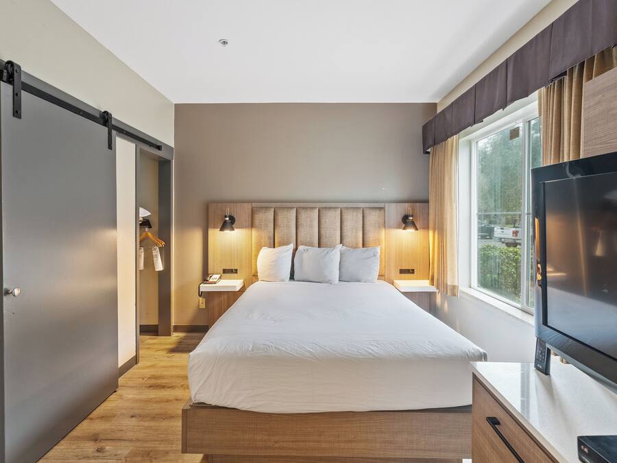 Suíte, 1 cama Queen, acessível, para não fumantes | Roupas de cama antialérgicas, cofres nos quartos, cortinas blackout