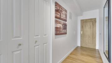 Apartamento, 1 quarto | Escrivaninha, ferros/tábuas de passar roupa