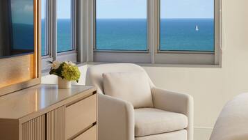 Suite, 1 cama king-size, varanda, junto ao mar | 1 quarto, roupa de alta qualidade, cofre no quarto, secretária