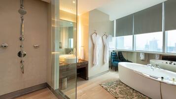 Suite, 2 quartos, banheira adaptada para pessoas com dificuldades motoras (Living Lounge Access) | Casa de banho | Uma combinação polibã/banheira, um secador de cabelo, roupões, chinelos