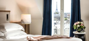 Suite (Eiffel Tower) | Roupa de alta qualidade, minibar, cofre no quarto 