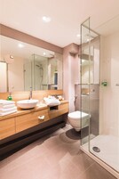 Chuveiro, produtos de toalete grátis, secador de cabelo 