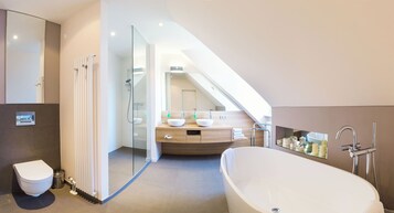 Quarto casal luxo | Banheiro | Chuveiro, produtos de toalete grátis, secador de cabelo 