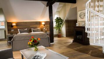 Suíte, 2 camas de casal (Guenter Grass) | Área de estar | TV