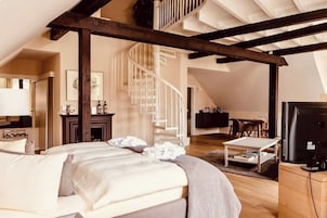 Suíte, 2 camas de casal (Guenter Grass) | Área de estar | TV