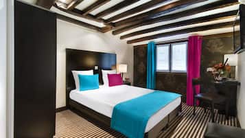 Cofre no quarto, com decoração personalizada